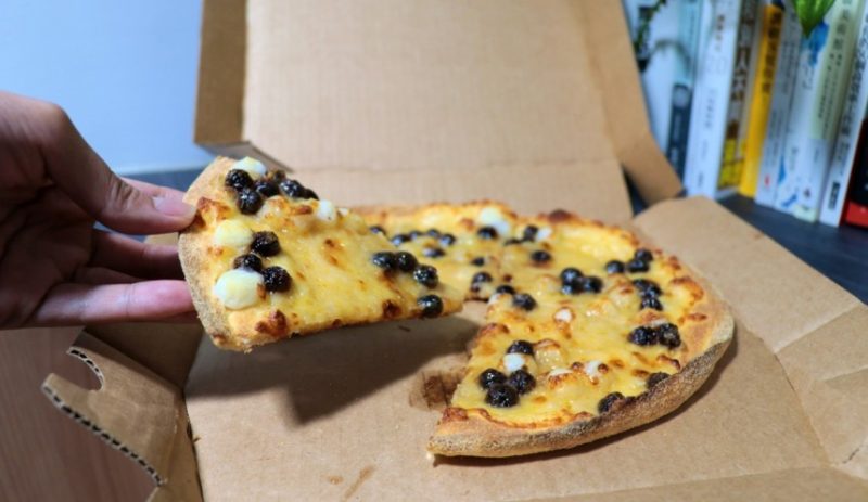 We tried Domino’s Taiwan’s bubble tea pizza and it’s actually not bad ...