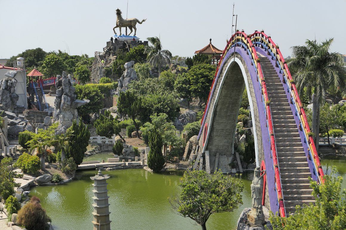 5 Unique Temples to Visit! Undersea Dragon Palace Resembling a ...